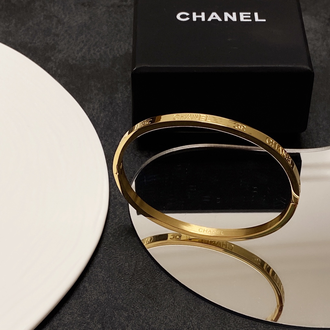 Chanel Strap Bracelet Gold For Women - DAAXIO.US