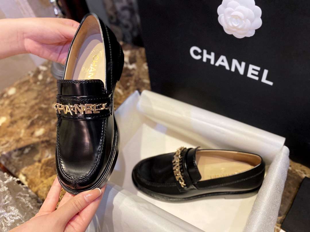 Chanel Logo Shiny Loafers Black For Women - DAAXIO